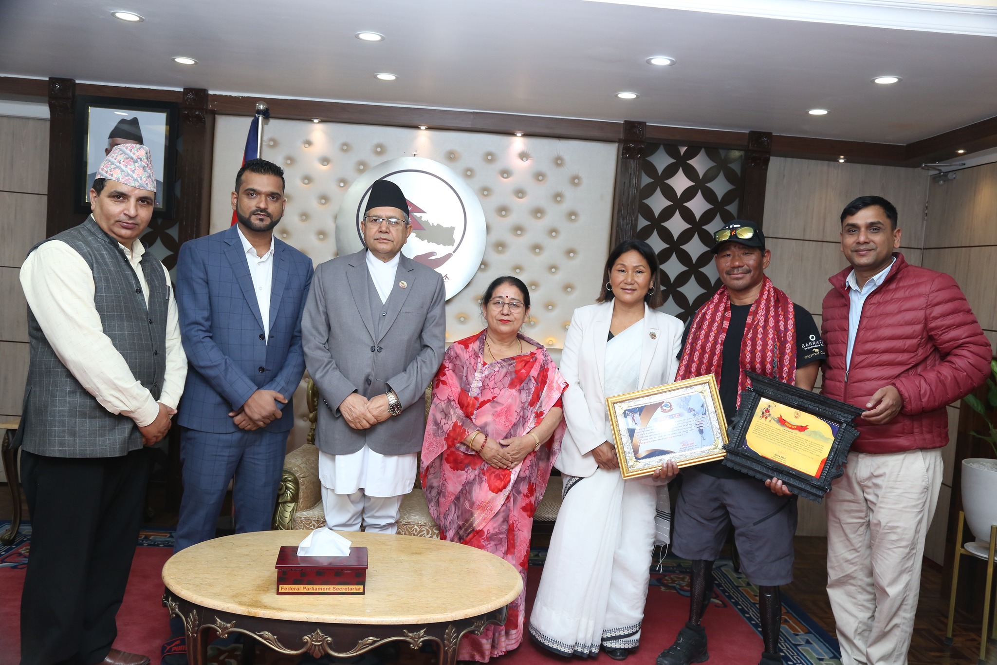 कृत्रिम खुट्टाले सगरमाथा चढेका हरिलाई सभामुख-उपसभामुखको बधाई « Yo Bela