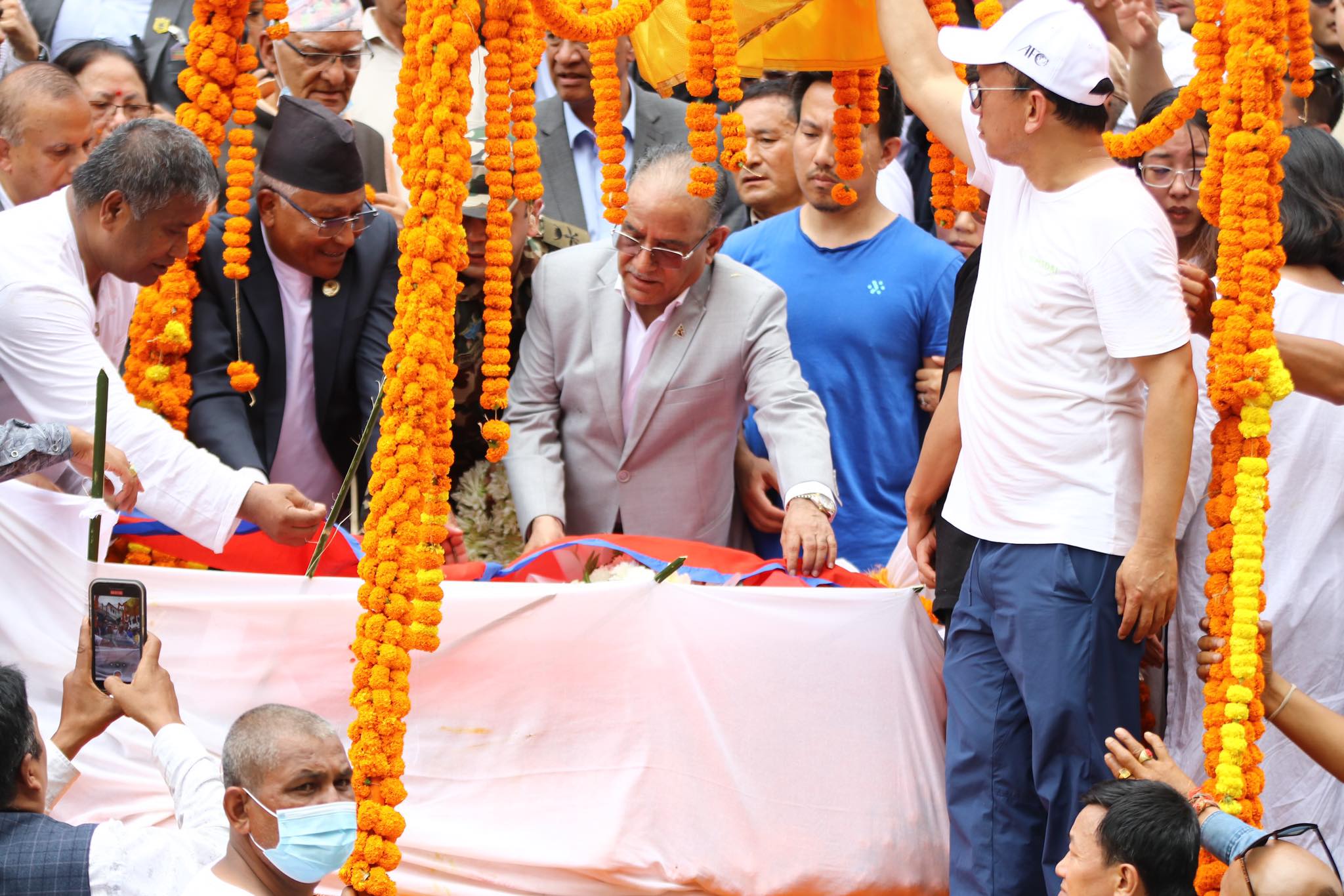 प्रधानमन्त्री प्रचण्डद्वारा नेम्वाङको पार्थिव शरीरमा राष्ट्रिय झण्डा ...