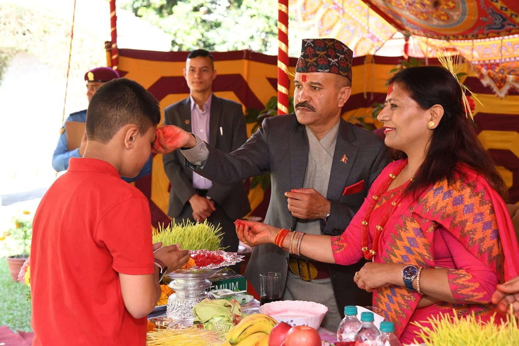 प्रहरी महानिरीक्षक बसन्त कुँवरद्वारा टिका प्रदान « Yo Bela